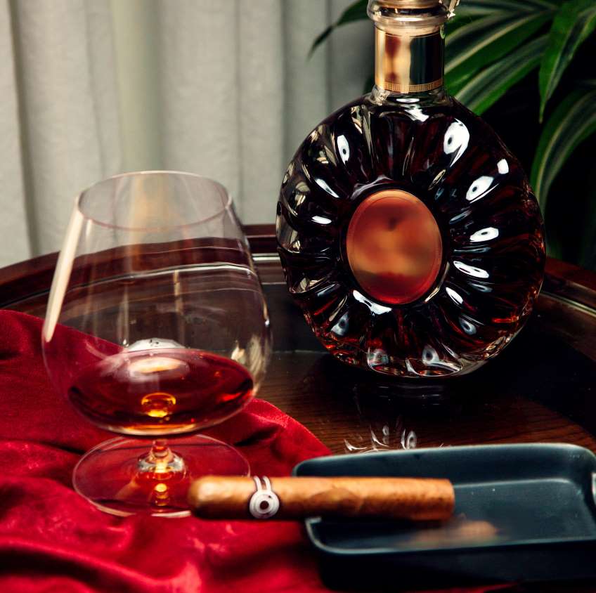 The Ultimate Cigar Pairing Guide: How to Match Cigars with Drinks ...
